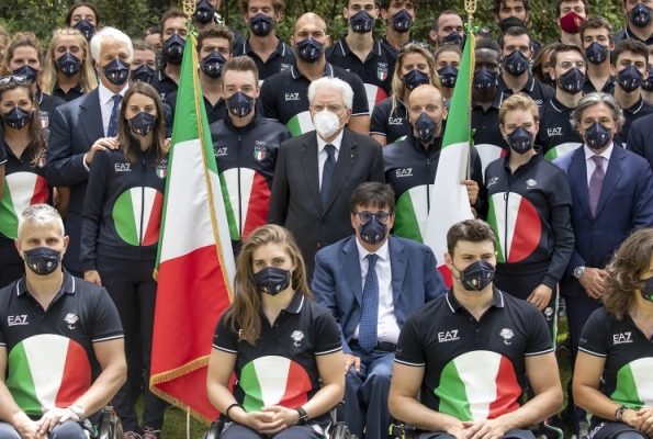 Cerimonia di consegna della bandiera agli atleti italiani in partenza ...