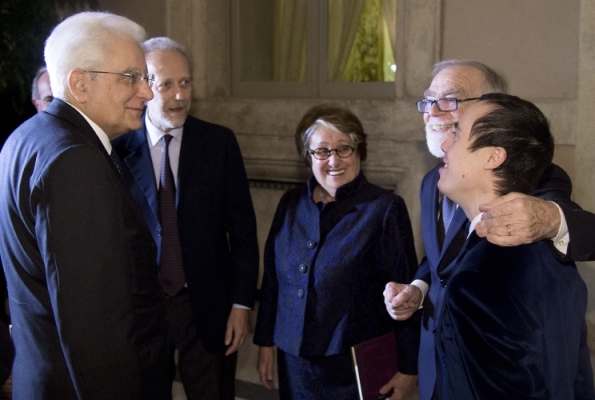 Il Presidente Sergio Mattarella con Paolo Guerrriero autore della ...